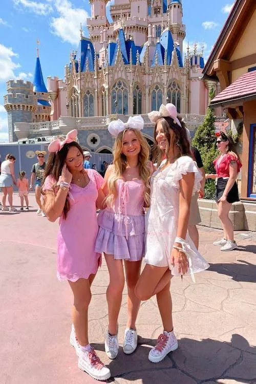 40+ Trendy Disney Outfits for Spring, Summer, Fall and Winter - Girl ...