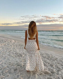 50+ Chic Beach Outfits For Summer For Your Next Stylish Beach Getaway ...