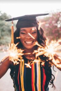 70+ Aesthetic & Creative Graduation Photoshoot Ideas For Girls: Best ...