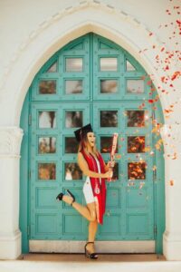 70+ Aesthetic & Creative Graduation Photoshoot Ideas For Girls: Best ...