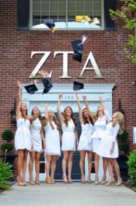 70+ Aesthetic & Creative Graduation Photoshoot Ideas For Girls: Best ...