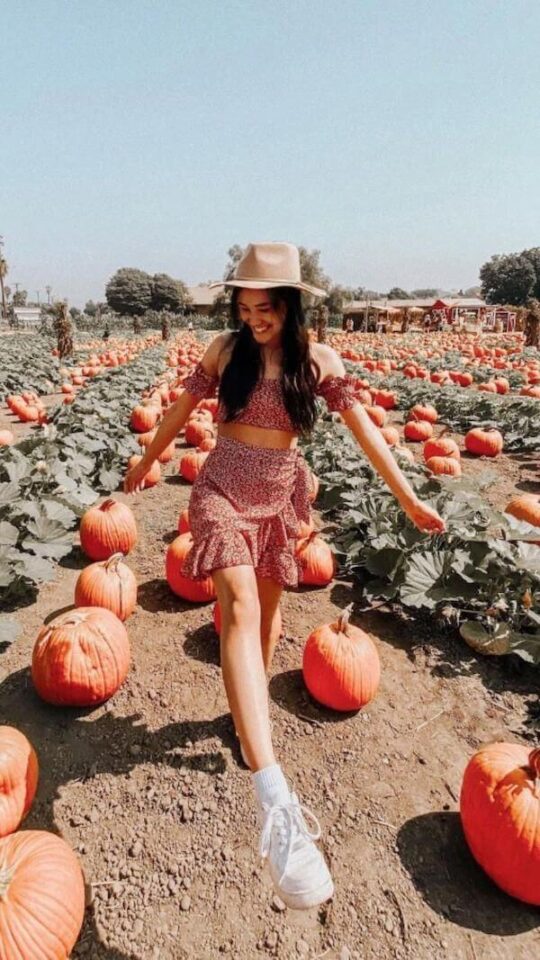 What To Wear To Pumpkin Patch [2024]: 30+ Trendy Pumpkin Patch Outfits ...