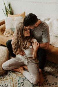 50+ Beautiful Winter Couple Photoshoot Ideas [2025] For Engagement ...